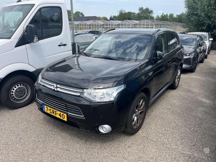 Black Mitsubishi Outlander 2013 in Vilnius, with an engine capacity of 2.00 L and mileage of 197 thousand km for 10450 €, photo 49 on AUTOMOTO.COM.LV
