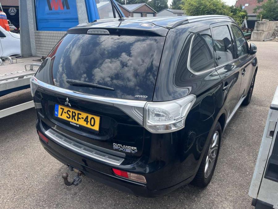 Black Mitsubishi Outlander 2013 in Vilnius, with an engine capacity of 2.00 L and mileage of 197 thousand km for 10450 €, photo 50 on AUTOMOTO.COM.LV