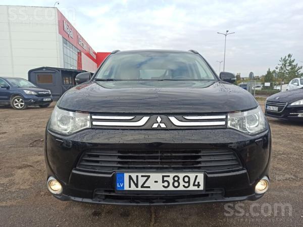 Black Mitsubishi Outlander 2013 in Daugavpils, with an engine capacity of 2.00 L and mileage of 0 thousand km for 7800 €, photo 4 on AUTOMOTO.COM.LV