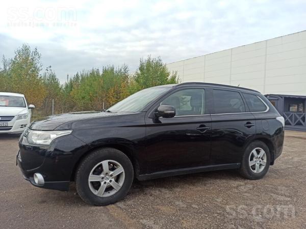 Black Mitsubishi Outlander 2013 in Daugavpils, with an engine capacity of 2.00 L and mileage of 0 thousand km for 7800 €, photo 5 on AUTOMOTO.COM.LV