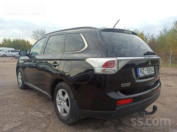 Black Mitsubishi Outlander 2013 in Daugavpils, with an engine capacity of 2.00 L and mileage of 0 thousand km for 7800 €, photo 6 on AUTOMOTO.COM.LV