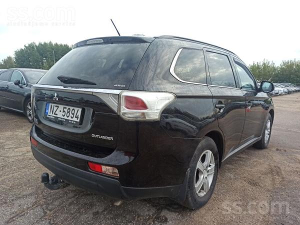 Black Mitsubishi Outlander 2013 in Daugavpils, with an engine capacity of 2.00 L and mileage of 0 thousand km for 7800 €, photo 8 on AUTOMOTO.COM.LV