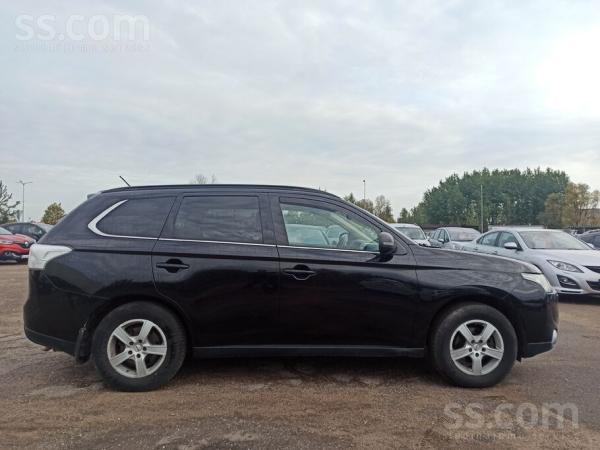 Black Mitsubishi Outlander 2013 in Daugavpils, with an engine capacity of 2.00 L and mileage of 0 thousand km for 7800 €, photo 9 on AUTOMOTO.COM.LV