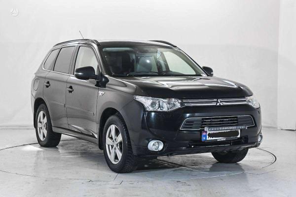 Black Mitsubishi Outlander 2014 in Kaunas, with an engine capacity of 2.00 L and mileage of 291 thousand km for 6690 €, photo 1 on AUTOMOTO.COM.LV