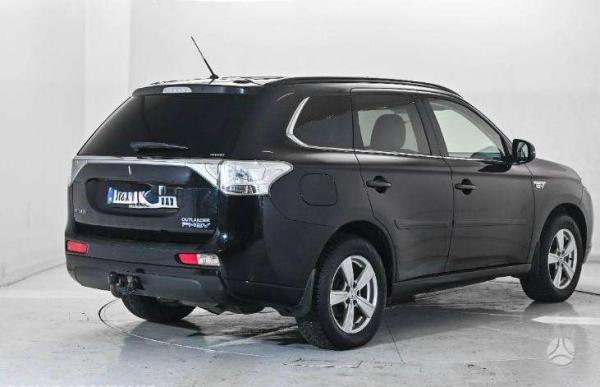 Black Mitsubishi Outlander 2014 in Kaunas, with an engine capacity of 2.00 L and mileage of 291 thousand km for 6690 €, photo 2 on AUTOMOTO.COM.LV
