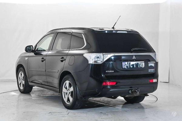 Black Mitsubishi Outlander 2014 in Kaunas, with an engine capacity of 2.00 L and mileage of 291 thousand km for 6690 €, photo 4 on AUTOMOTO.COM.LV