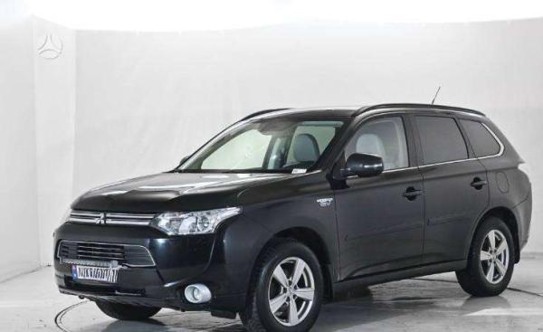Black Mitsubishi Outlander 2014 in Kaunas, with an engine capacity of 2.00 L and mileage of 291 thousand km for 6690 €, photo 6 on AUTOMOTO.COM.LV