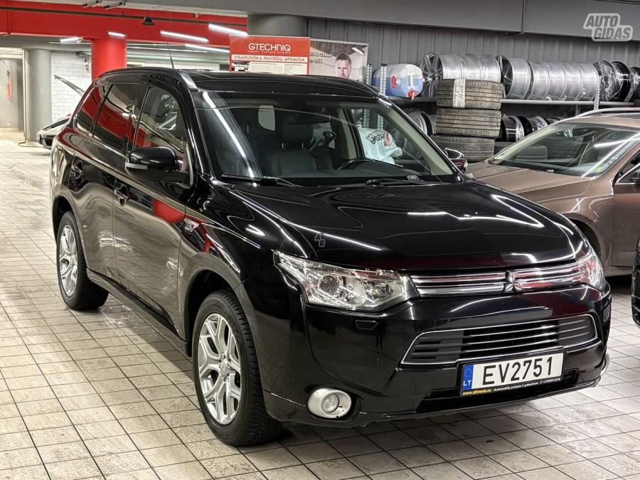Black Mitsubishi Outlander 2014 in Vilnius, with an engine capacity of 2.00 L and mileage of 250 thousand km for 6500 €, photo 1 on AUTOMOTO.COM.LV