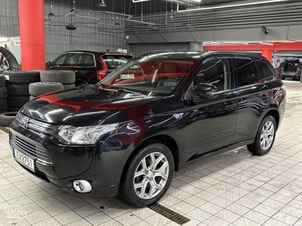 Black Mitsubishi Outlander 2014 in Vilnius, with an engine capacity of 2.00 L and mileage of 250 thousand km for 6500 €, photo 2 on AUTOMOTO.COM.LV