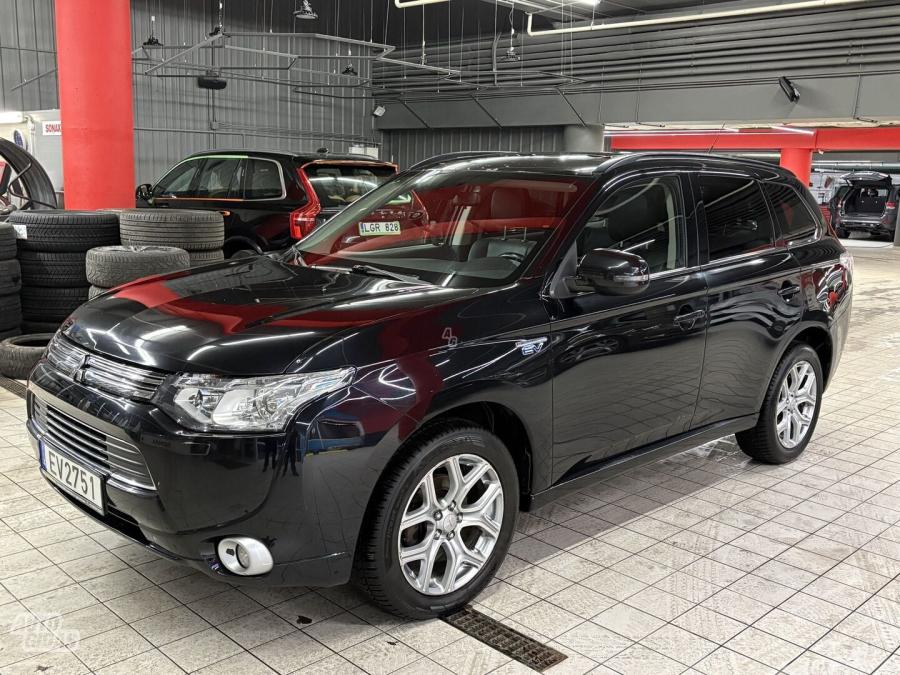 Black Mitsubishi Outlander 2014 in Vilnius, with an engine capacity of 2.00 L and mileage of 250 thousand km for 6500 €, photo 2 on AUTOMOTO.COM.LV