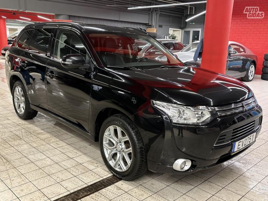Black Mitsubishi Outlander 2014 in Vilnius, with an engine capacity of 2.00 L and mileage of 250 thousand km for 6500 €, photo 3 on AUTOMOTO.COM.LV