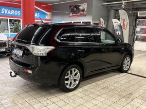 Black Mitsubishi Outlander 2014 in Vilnius, with an engine capacity of 2.00 L and mileage of 250 thousand km for 6500 €, photo 6 on AUTOMOTO.COM.LV