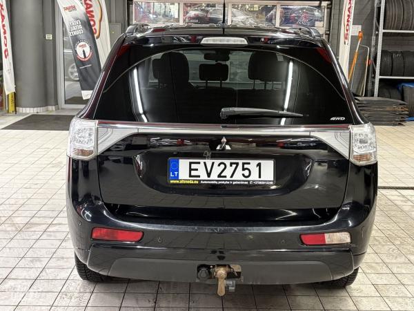 Black Mitsubishi Outlander 2014 in Vilnius, with an engine capacity of 2.00 L and mileage of 250 thousand km for 6500 €, photo 7 on AUTOMOTO.COM.LV