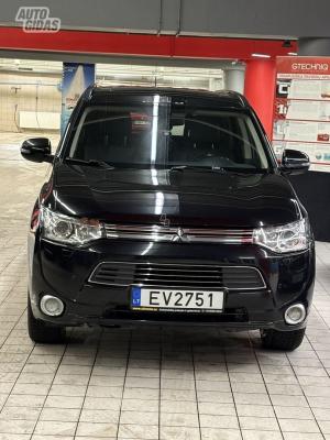Black Mitsubishi Outlander 2014 in Vilnius, with an engine capacity of 2.00 L and mileage of 250 thousand km for 6500 €, photo 8 on AUTOMOTO.COM.LV