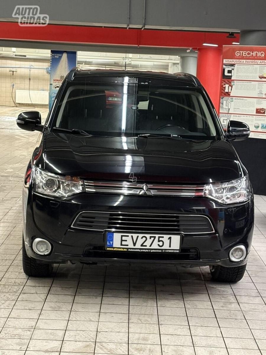 Black Mitsubishi Outlander 2014 in Vilnius, with an engine capacity of 2.00 L and mileage of 250 thousand km for 6500 €, photo 8 on AUTOMOTO.COM.LV