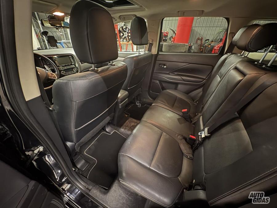 Black Mitsubishi Outlander 2014 in Vilnius, with an engine capacity of 2.00 L and mileage of 250 thousand km for 6500 €, photo 13 on AUTOMOTO.COM.LV