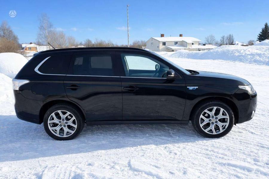 Melns Mitsubishi Outlander 2014 Šauļi, ar dzinēja tilpumu 2.00 L un nobraukumu 299 tūkst. km par 7850 €, foto 6 vietnē AUTOMOTO.COM.LV