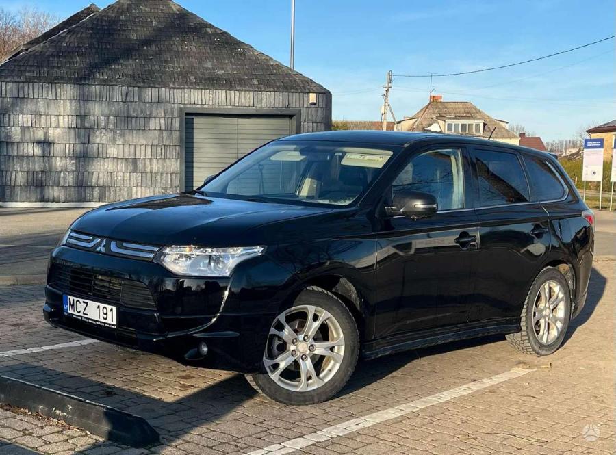 Black Mitsubishi Outlander 2014 in Kelme, with an engine capacity of 3.00 L and mileage of 195 thousand km for 9900 €, photo 1 on AUTOMOTO.COM.LV