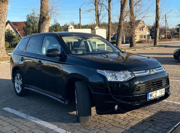 Black Mitsubishi Outlander 2014 in Kelme, with an engine capacity of 3.00 L and mileage of 195 thousand km for 9900 €, photo 2 on AUTOMOTO.COM.LV