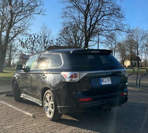 Black Mitsubishi Outlander 2014 in Kelme, with an engine capacity of 3.00 L and mileage of 195 thousand km for 9900 €, photo 3 on AUTOMOTO.COM.LV