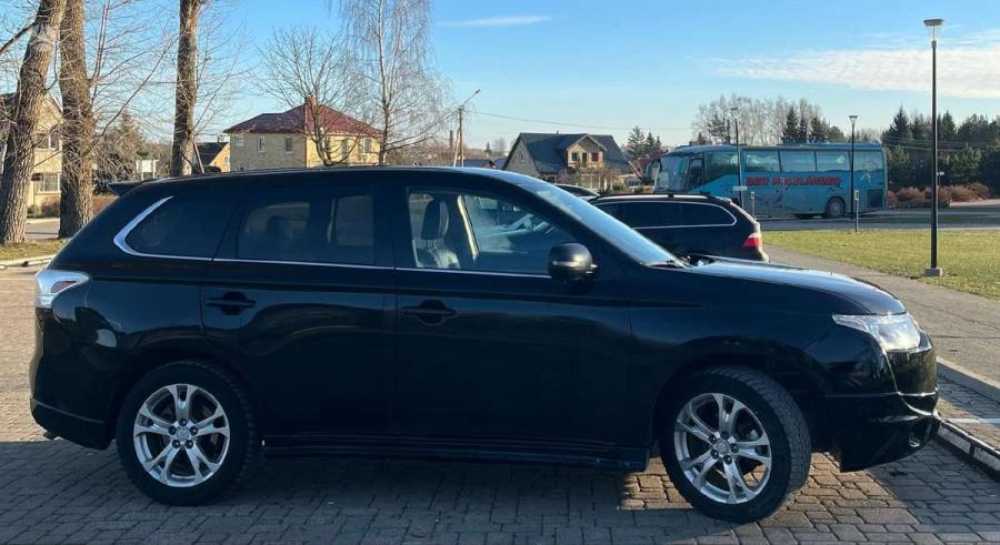 Black Mitsubishi Outlander 2014 in Kelme, with an engine capacity of 3.00 L and mileage of 195 thousand km for 9900 €, photo 4 on AUTOMOTO.COM.LV