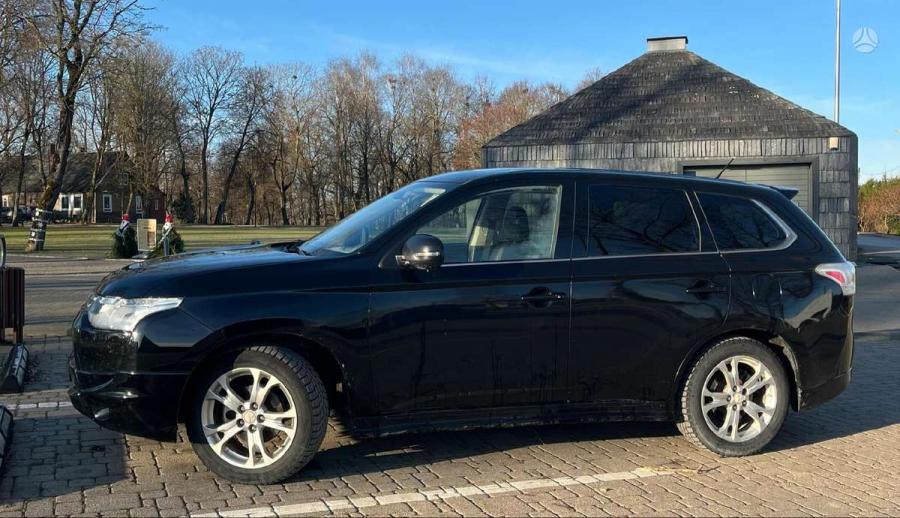 Black Mitsubishi Outlander 2014 in Kelme, with an engine capacity of 3.00 L and mileage of 195 thousand km for 9900 €, photo 5 on AUTOMOTO.COM.LV