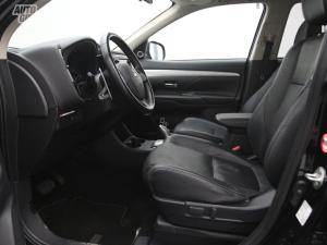 Black Mitsubishi Outlander 2014 in Vilnius, with an engine capacity of 2.00 L and mileage of 204 thousand km for 10199 €, photo 5 on AUTOMOTO.COM.LV
