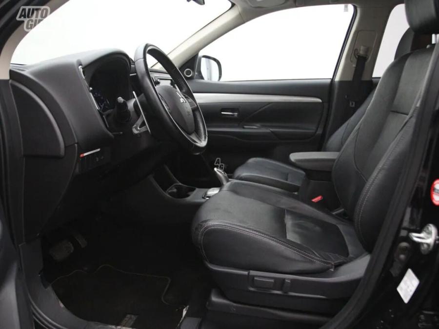 Black Mitsubishi Outlander 2014 in Vilnius, with an engine capacity of 2.00 L and mileage of 204 thousand km for 10199 €, photo 5 on AUTOMOTO.COM.LV