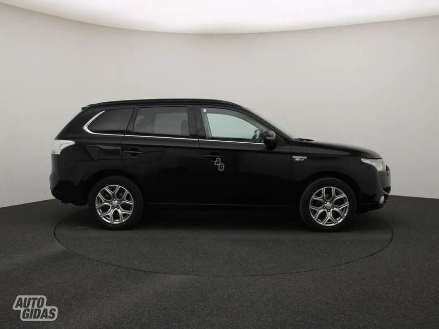 Black Mitsubishi Outlander 2014 in Vilnius, with an engine capacity of 2.00 L and mileage of 204 thousand km for 10199 €, photo 10 on AUTOMOTO.COM.LV