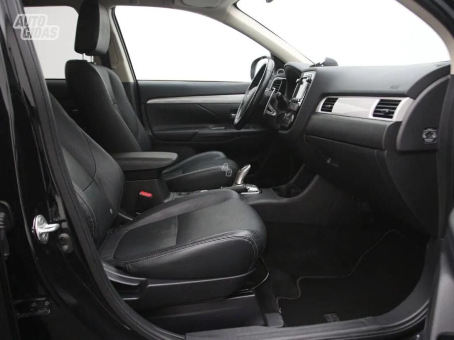 Black Mitsubishi Outlander 2014 in Vilnius, with an engine capacity of 2.00 L and mileage of 204 thousand km for 10199 €, photo 15 on AUTOMOTO.COM.LV