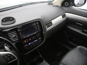 Black Mitsubishi Outlander 2014 in Vilnius, with an engine capacity of 2.00 L and mileage of 204 thousand km for 10199 €, photo 22 on AUTOMOTO.COM.LV
