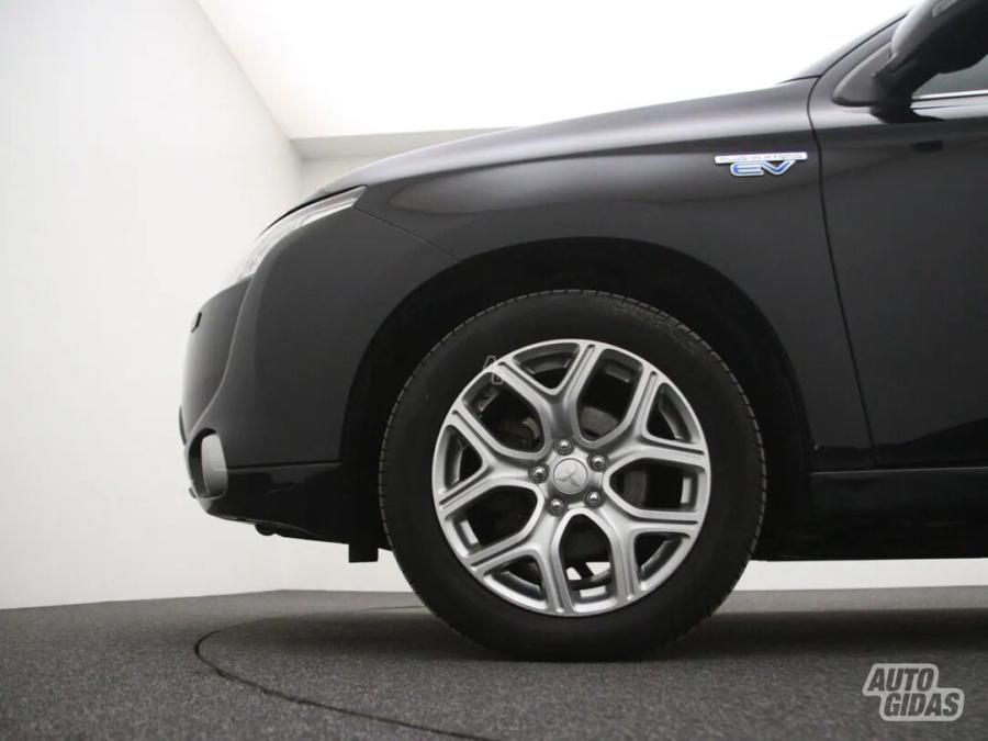 Black Mitsubishi Outlander 2014 in Vilnius, with an engine capacity of 2.00 L and mileage of 204 thousand km for 10199 €, photo 28 on AUTOMOTO.COM.LV