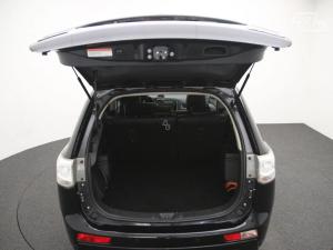 Black Mitsubishi Outlander 2014 in Vilnius, with an engine capacity of 2.00 L and mileage of 204 thousand km for 10199 €, photo 37 on AUTOMOTO.COM.LV