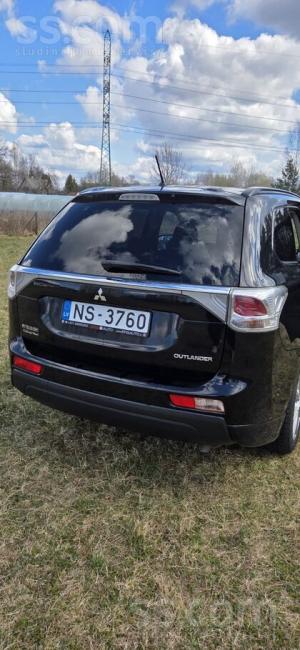 Black Mitsubishi Outlander 2014 in Riga, with an engine capacity of 2.00 L and mileage of 148 thousand km for 10400 €, photo 4 on AUTOMOTO.COM.LV