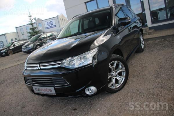 Black Mitsubishi Outlander 2014 in Tukums, with an engine capacity of 2.00 L and mileage of 209 thousand km for 8968 €, photo 2 on AUTOMOTO.COM.LV