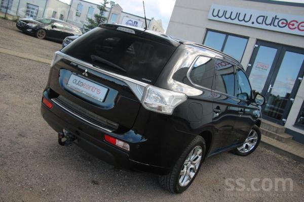 Black Mitsubishi Outlander 2014 in Tukums, with an engine capacity of 2.00 L and mileage of 209 thousand km for 8968 €, photo 6 on AUTOMOTO.COM.LV