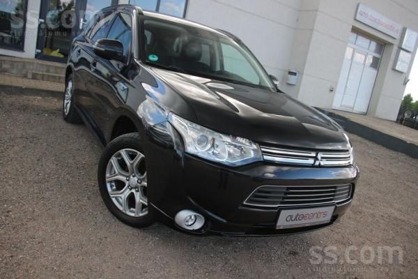 Black Mitsubishi Outlander 2014 in Tukums, with an engine capacity of 2.00 L and mileage of 209 thousand km for 8968 €, photo 8 on AUTOMOTO.COM.LV