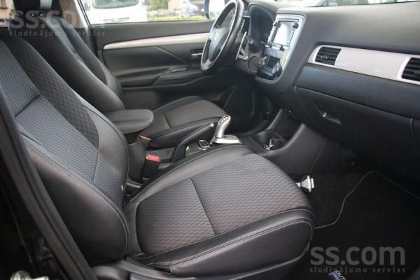 Black Mitsubishi Outlander 2014 in Tukums, with an engine capacity of 2.00 L and mileage of 209 thousand km for 8968 €, photo 10 on AUTOMOTO.COM.LV