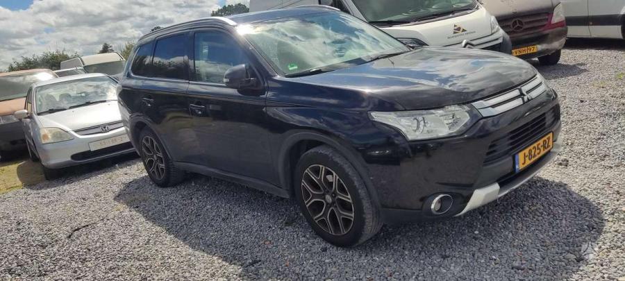 Black Mitsubishi Outlander 2014 in Kaunas, with an engine capacity of 2.20 L and mileage of 380 thousand km for 3500 €, photo 4 on AUTOMOTO.COM.LV