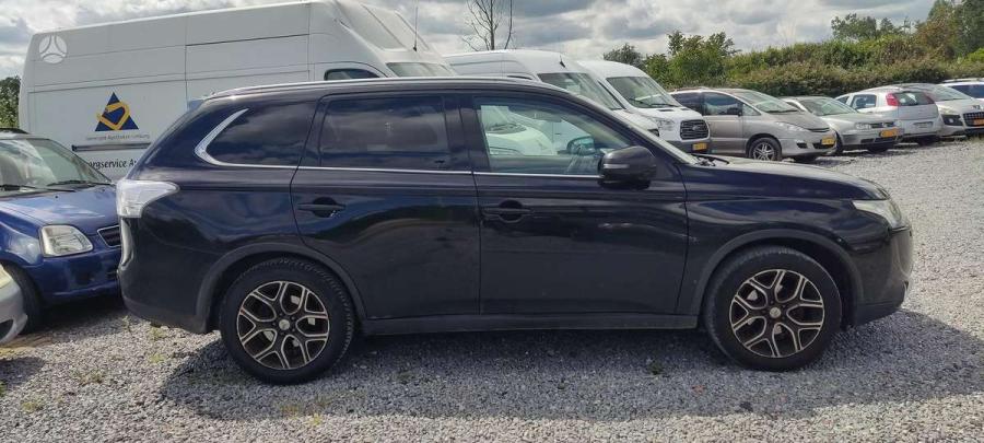 Black Mitsubishi Outlander 2014 in Kaunas, with an engine capacity of 2.20 L and mileage of 380 thousand km for 3500 €, photo 5 on AUTOMOTO.COM.LV