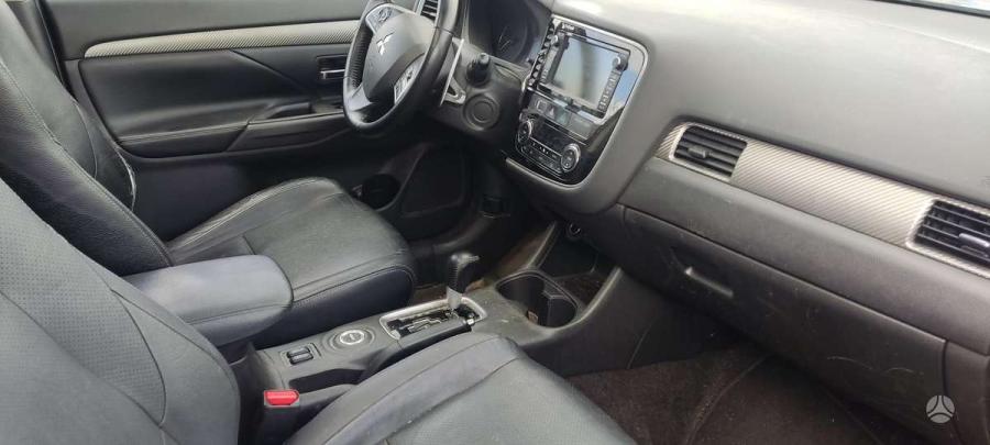 Black Mitsubishi Outlander 2014 in Kaunas, with an engine capacity of 2.20 L and mileage of 380 thousand km for 3500 €, photo 9 on AUTOMOTO.COM.LV