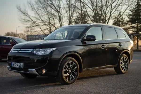 Black Mitsubishi Outlander 2014 in Liepaja, with an engine capacity of 2.30 L and mileage of 110 thousand km for 11850 €, photo 1 on AUTOMOTO.COM.LV