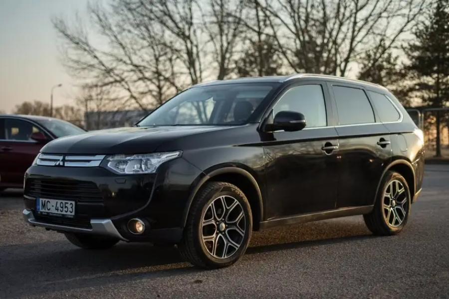 Black Mitsubishi Outlander 2014 in Liepaja, with an engine capacity of 2.30 L and mileage of 110 thousand km for 11850 €, photo 1 on AUTOMOTO.COM.LV