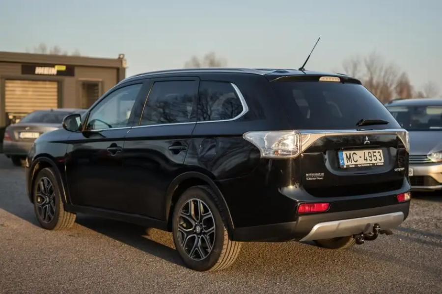 Black Mitsubishi Outlander 2014 in Liepaja, with an engine capacity of 2.30 L and mileage of 110 thousand km for 11850 €, photo 3 on AUTOMOTO.COM.LV