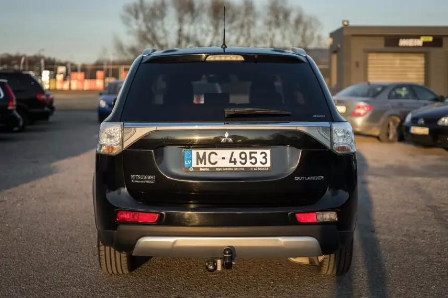 Black Mitsubishi Outlander 2014 in Liepaja, with an engine capacity of 2.30 L and mileage of 110 thousand km for 11850 €, photo 4 on AUTOMOTO.COM.LV