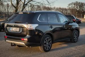 Black Mitsubishi Outlander 2014 in Liepaja, with an engine capacity of 2.30 L and mileage of 110 thousand km for 11850 €, photo 5 on AUTOMOTO.COM.LV