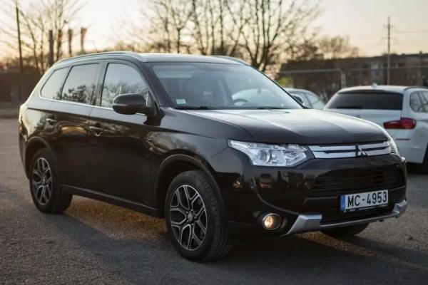 Black Mitsubishi Outlander 2014 in Liepaja, with an engine capacity of 2.30 L and mileage of 110 thousand km for 11850 €, photo 5 on AUTOMOTO.COM.LV