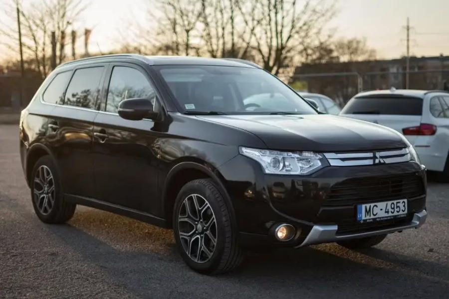 Black Mitsubishi Outlander 2014 in Liepaja, with an engine capacity of 2.30 L and mileage of 110 thousand km for 11850 €, photo 6 on AUTOMOTO.COM.LV