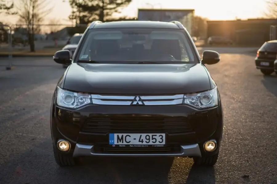 Black Mitsubishi Outlander 2014 in Liepaja, with an engine capacity of 2.30 L and mileage of 110 thousand km for 11850 €, photo 7 on AUTOMOTO.COM.LV