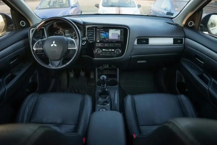 Black Mitsubishi Outlander 2014 in Liepaja, with an engine capacity of 2.30 L and mileage of 110 thousand km for 11850 €, photo 8 on AUTOMOTO.COM.LV
